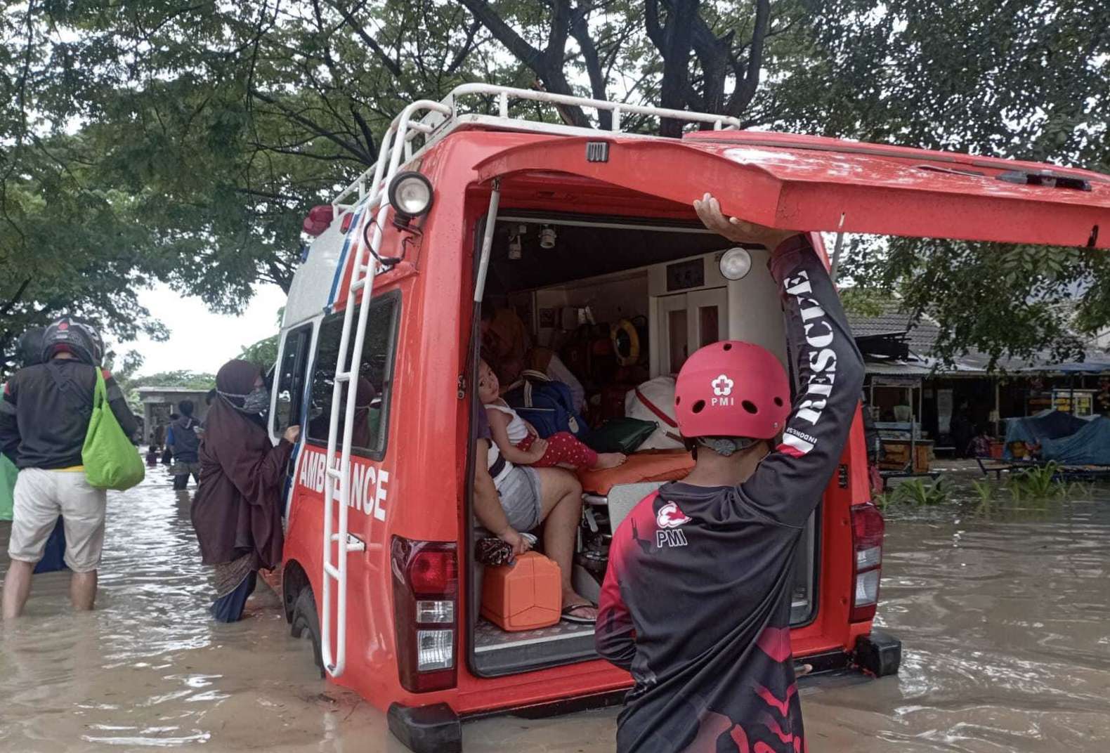 PMI Kabupaten Bekasi Kirimkan Logistik Untuk Korban Banjir